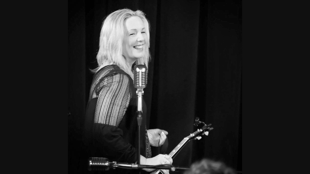 About - Donna Bottomley